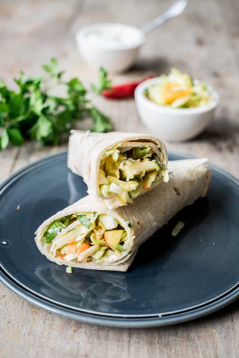 Spitzkohl-Wraps mit Karotten und Äpfeln